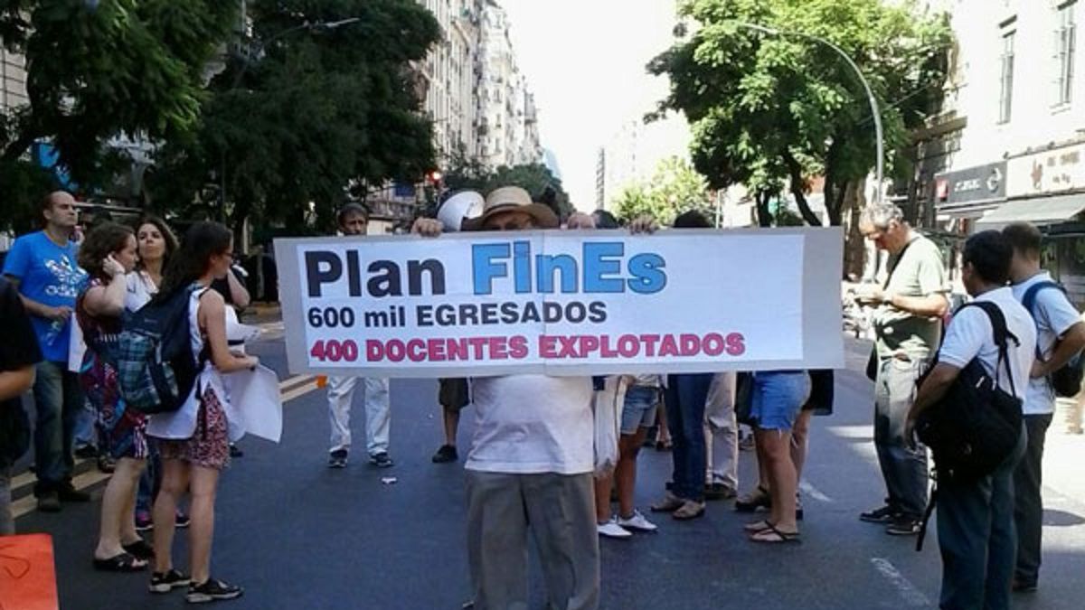 En medio de una tensa paritaria, docentes se movilizan para que no ...