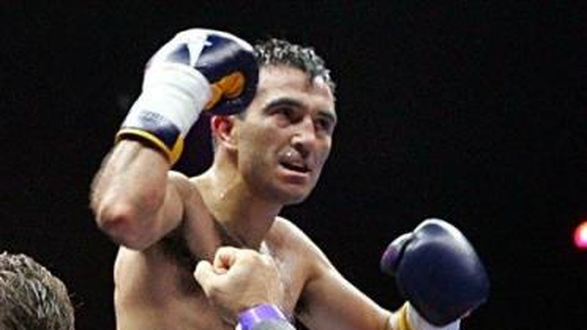 Omar Narváez fue demoledor y sigue siendo Campeón de los moscas