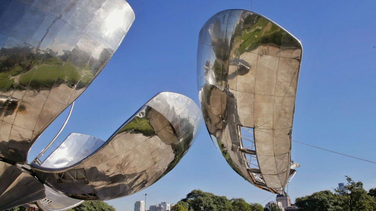 Así trasladan los pétalos de la Floralis Genérica para su reparación