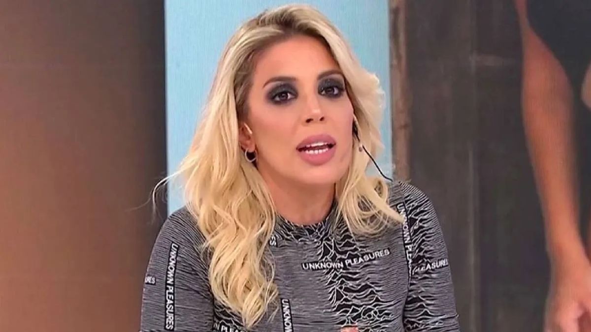 Virginia Gallardo lució una microbikini multicolor desde la playa