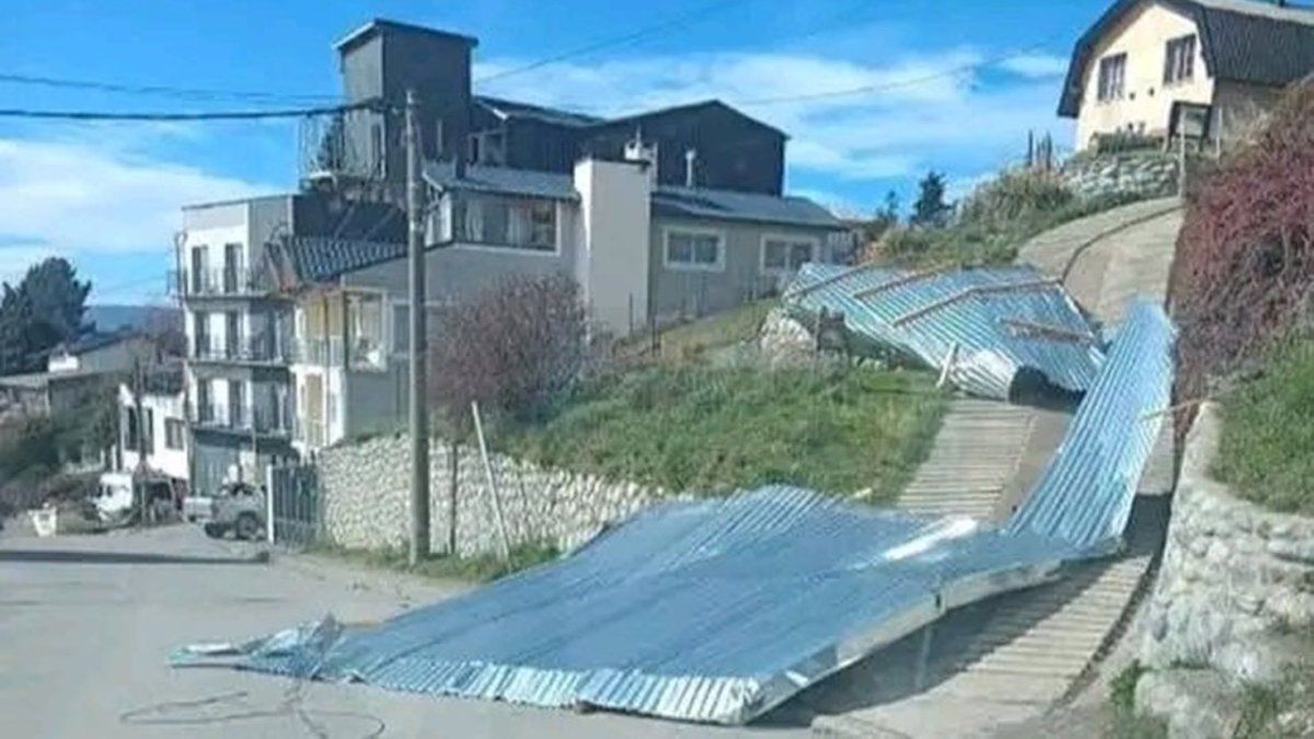 Alerta en Bariloche por vientos fuertes: techos volados, árboles caídos ...