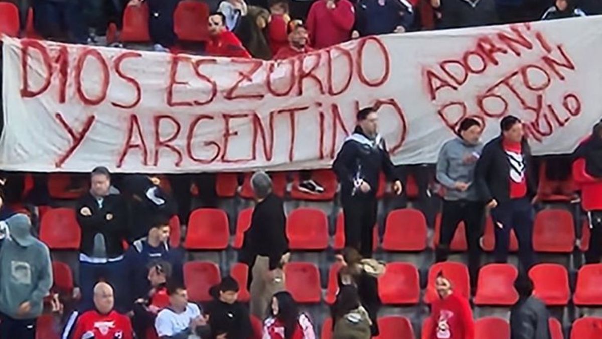 La hinchada de Independiente se acordó de Manuel Adorni tras olvidar a ...