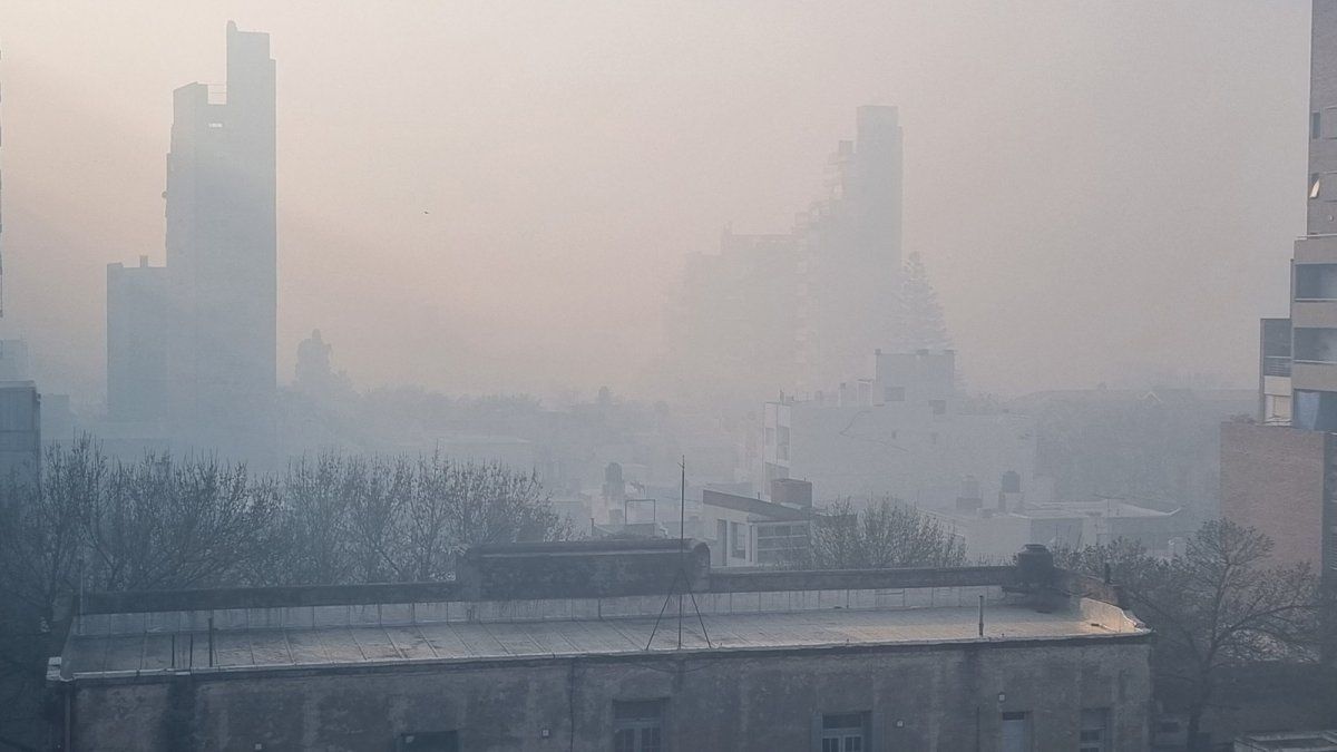 Rosario, cubierta de humo: caen cenizas y la calidad del aire es deficiente
