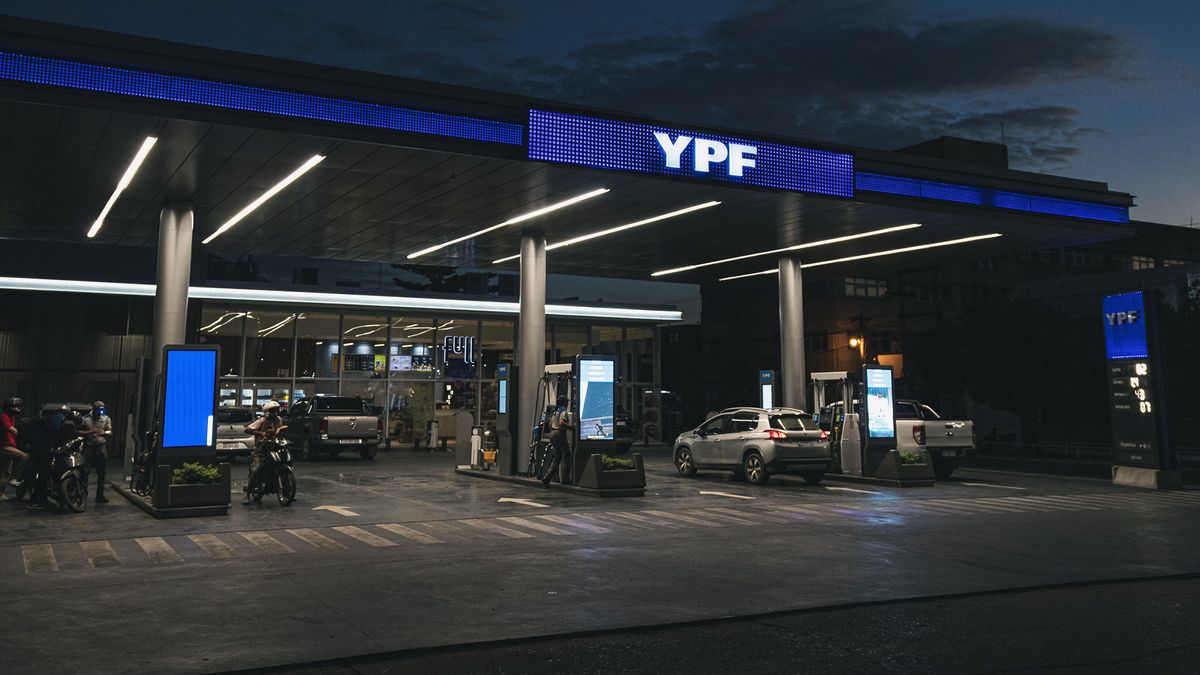 YPF vuelve a aumentar los combustibles este domingo: a cuánto se va el ...