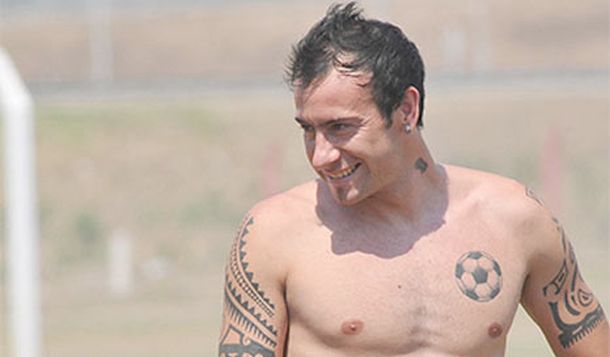 Un volante de Almirante Brown fue “apretado” por barras y sacó una pistola