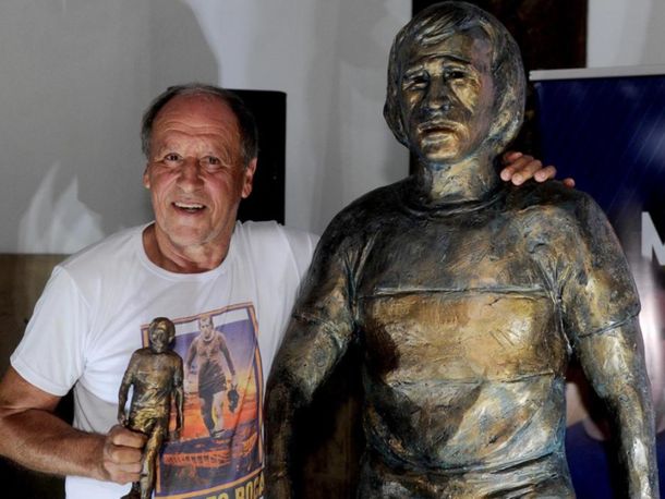 Homenaje a una gloria de Boca: Roberto Mouzo tiene su estatua en La ...