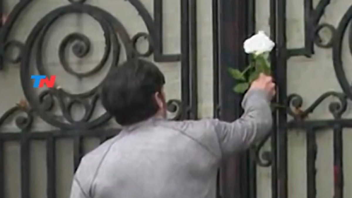 El misterioso fanático que dejó una flor en la puerta de la casa del ...