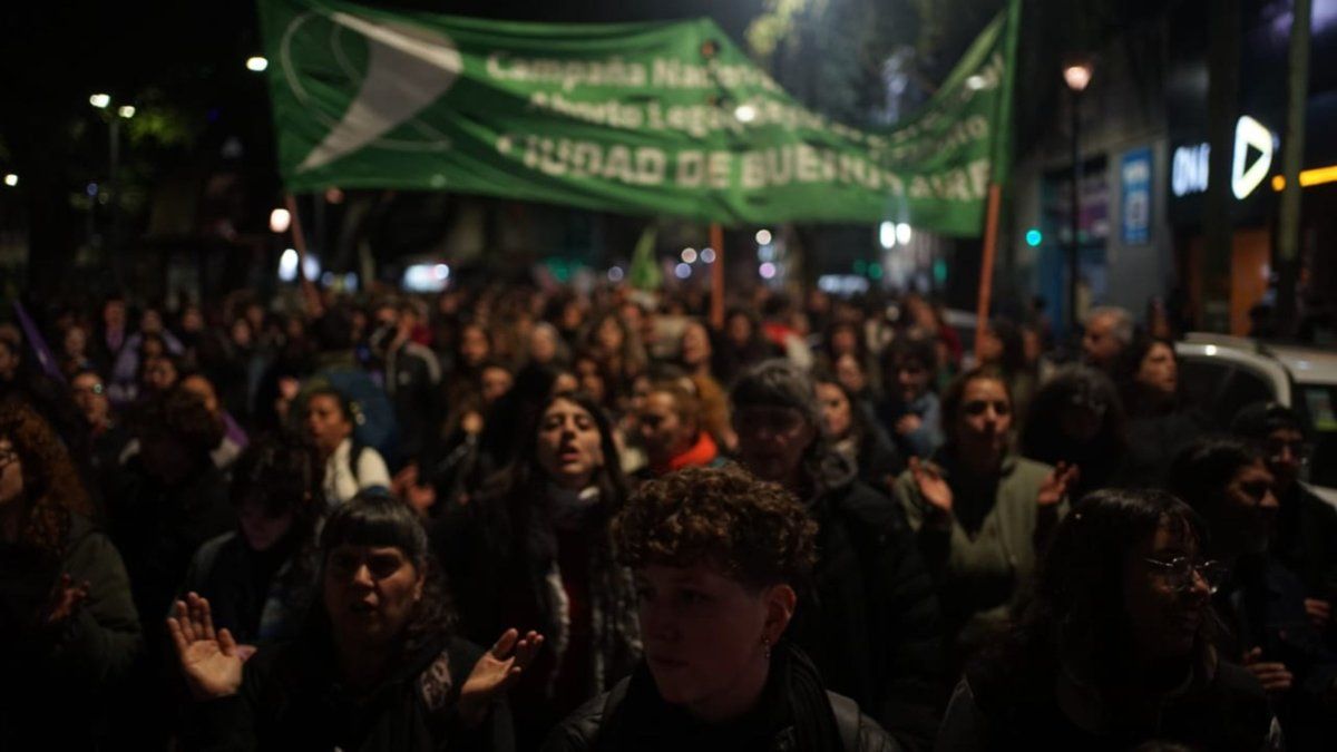 Masiva movilización en Plaza de Flores por el triple femicidio de Florencio Varela: Todas las ...