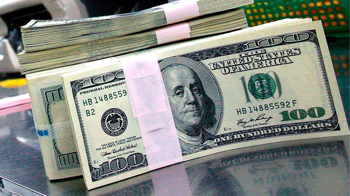 El dólar negro bajó a $8,63 y el oficial subió a $5,17