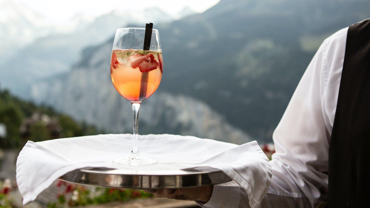 Repudio en las redes a una oferta para trabajar de mozo 74 días ...