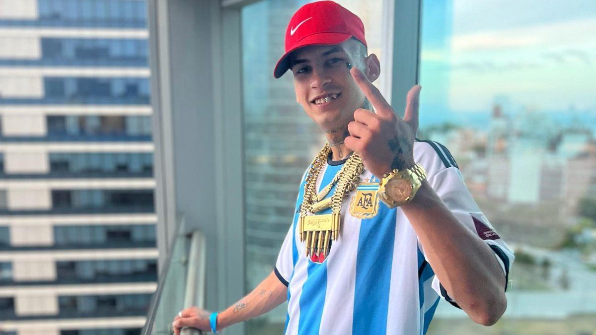 El llamativo look de L-Gante desayunando champagne en Mar del Plata