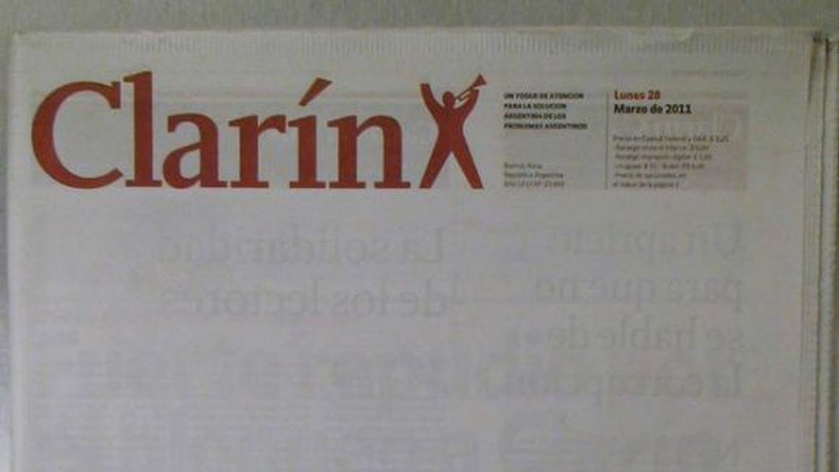 Clarín con tapa en blanco por el piquete
