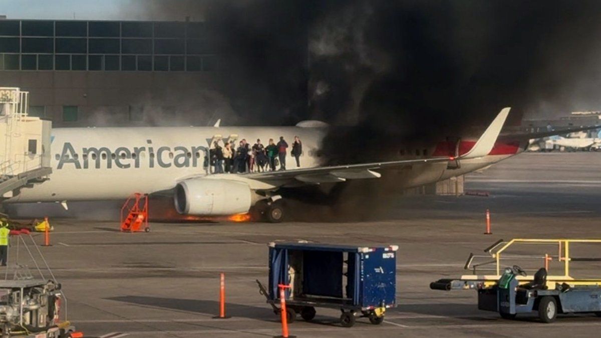 Susto en Estados Unidos: un avión de American Airlines se incendió en el aeropuerto de Denver