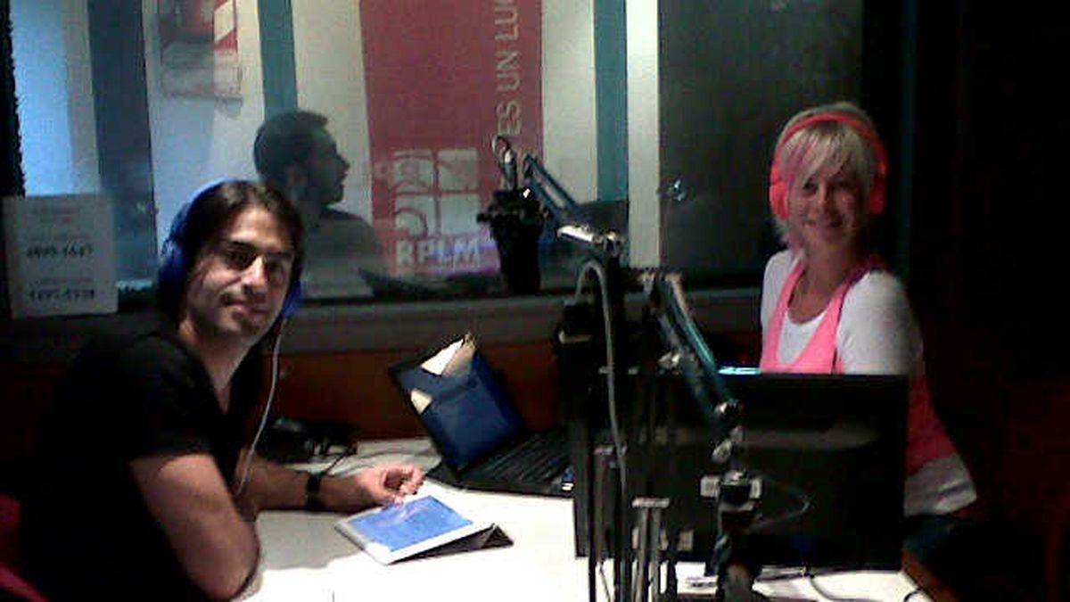 Alejandro Cupitó llegó a la radio junto a la modelo Pink