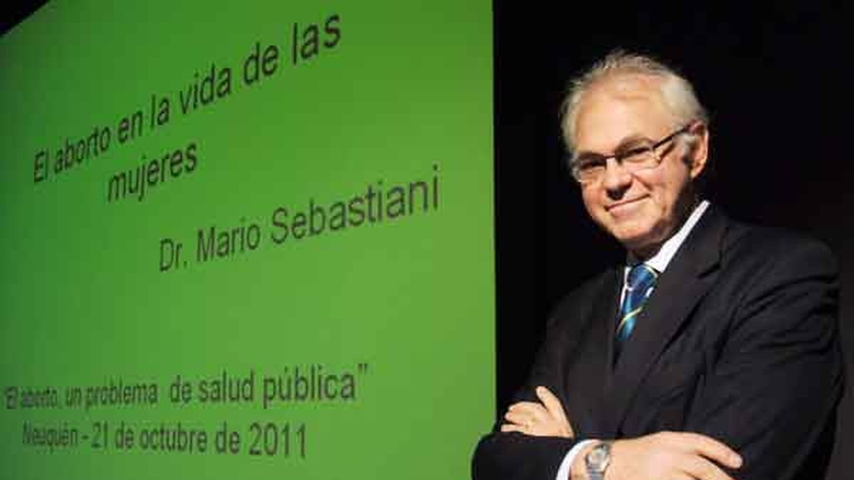 Mario Sebastiani, el obstetra que cuestiona traer hijos al mundo