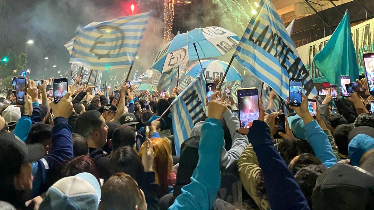Impresionante banderazo de hinchas de Racing en la previa al choque con ...