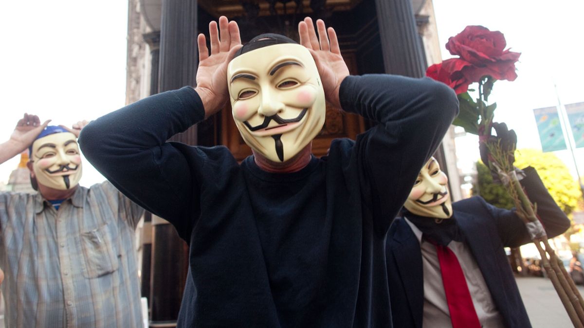 Hackers: El FBI robó datos de millones de usuarios de Apple