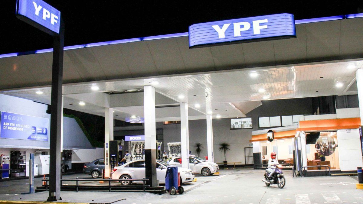 Arrancó el descuento en YPF por cargar nafta de madrugada: de cuánto es la rebaja