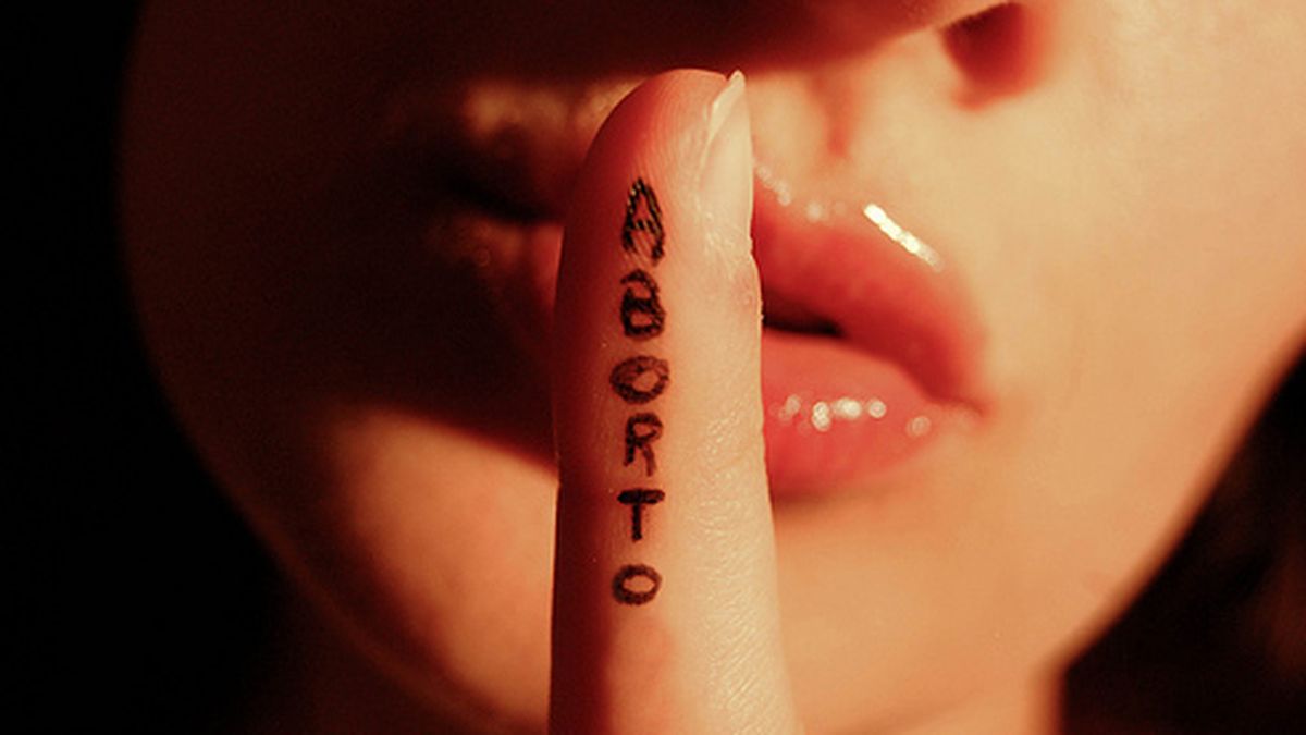 Cada treinta minutos una mujer consulta sobre cómo abortar en el país