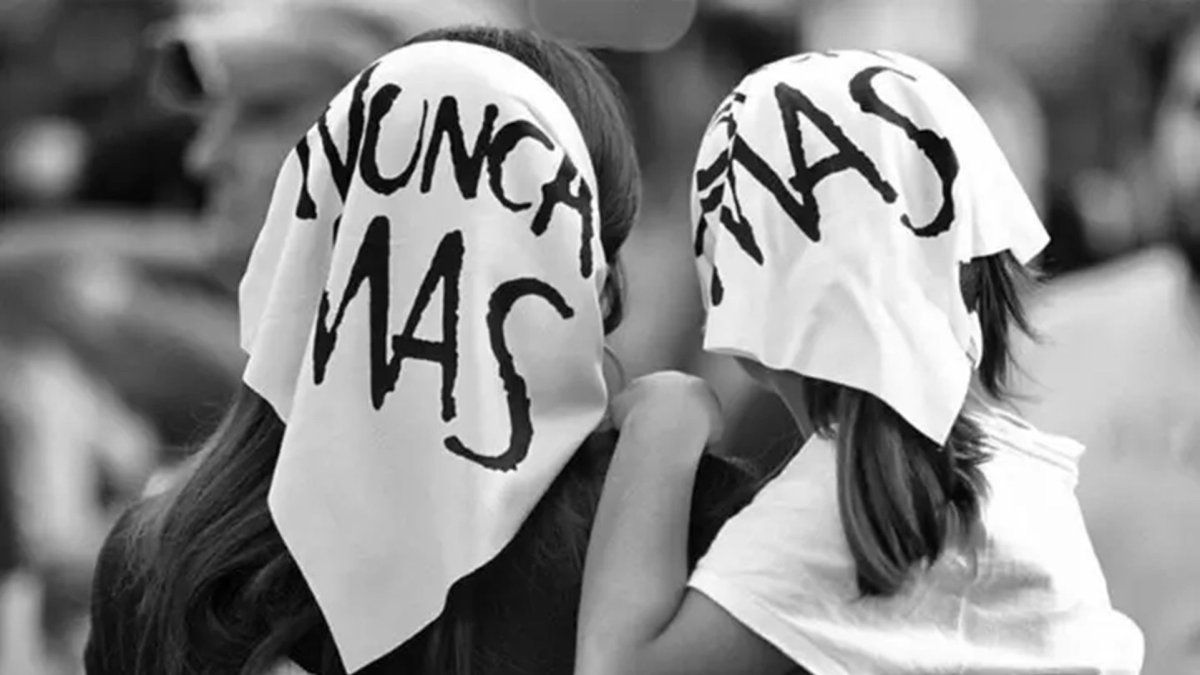 Miles de personas abrazaron a la ex ESMA ante la avanzada del Gobierno ...