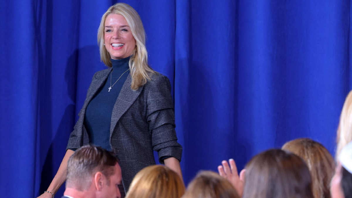 Quién es Pam Bondi, la candidata de Donald Trump para fiscal general