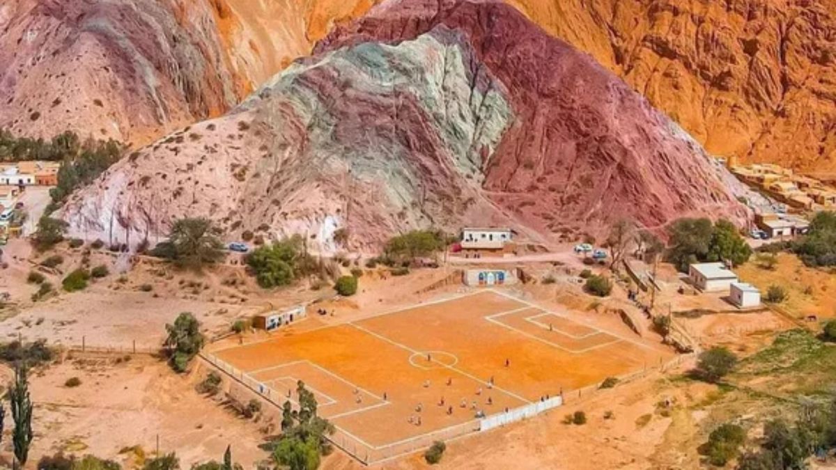 Una cancha de fútbol de Purmamarca entre las más increíbles del mundo