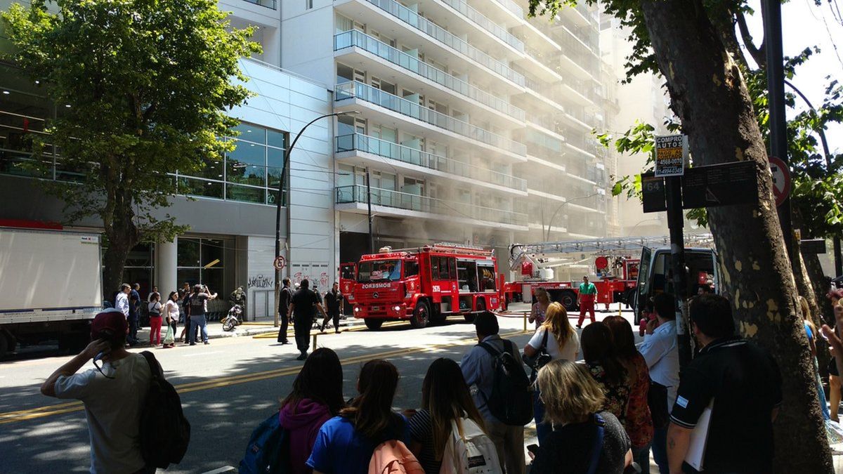 Incendio en un edificio de Palermo: rescatan a los vecinos con una grúa