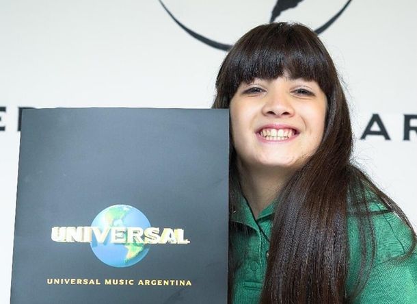 More la miedosa firmó contrato con Universal Music y se volvió viral
