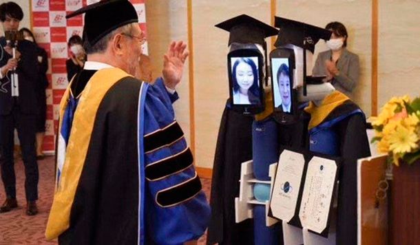 Increíble: así es una ceremonia de graduación en Japón con robots en ...