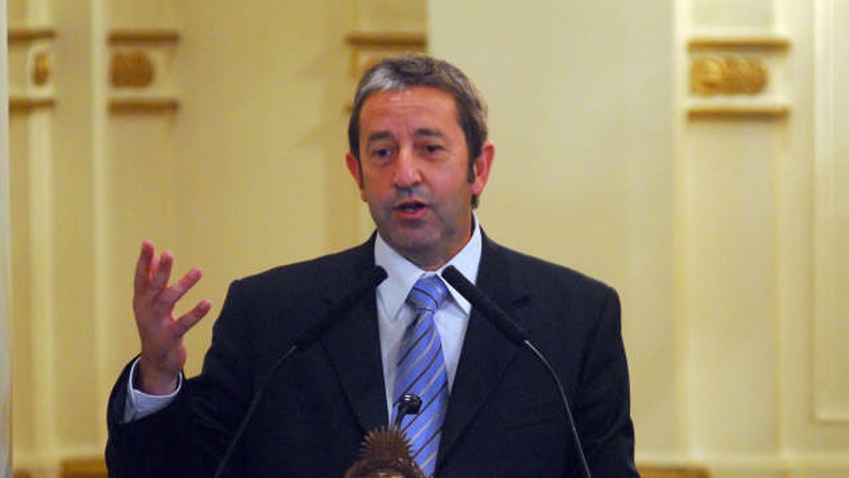 Cobos envía a ministro a la Justicia por asesinato