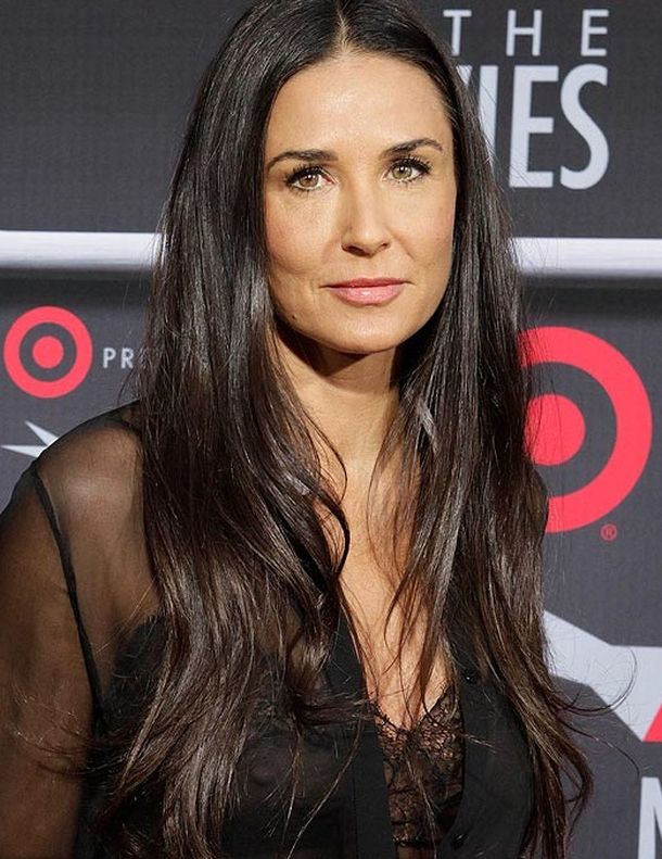 A sus 60 años, Demi Moore posó con la microbikini furor del verano 2024