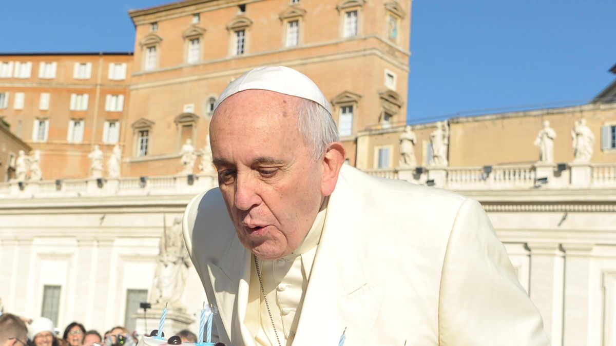 El Papa regaló bolsas de dormir a sin techo en Roma