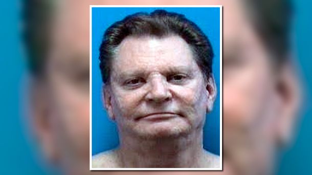 Manejó más de 9 kilómetros con su mujer arriba del techo de su camioneta