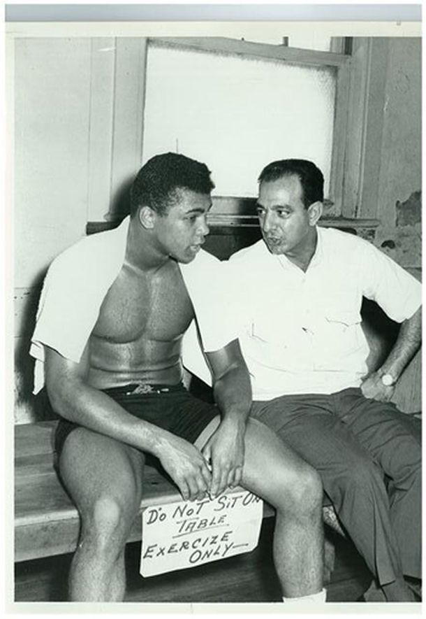 Murió el coach de Alí