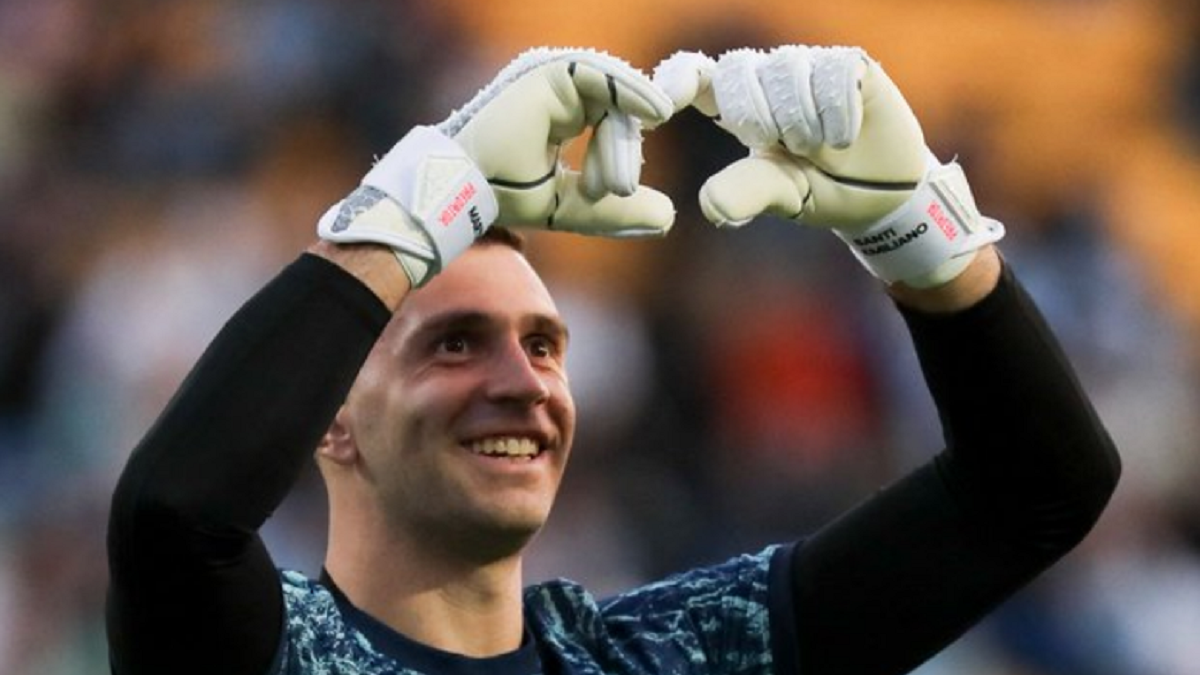 Dibu Martínez sorprendió al elegir un estadio argentino como su favorito
