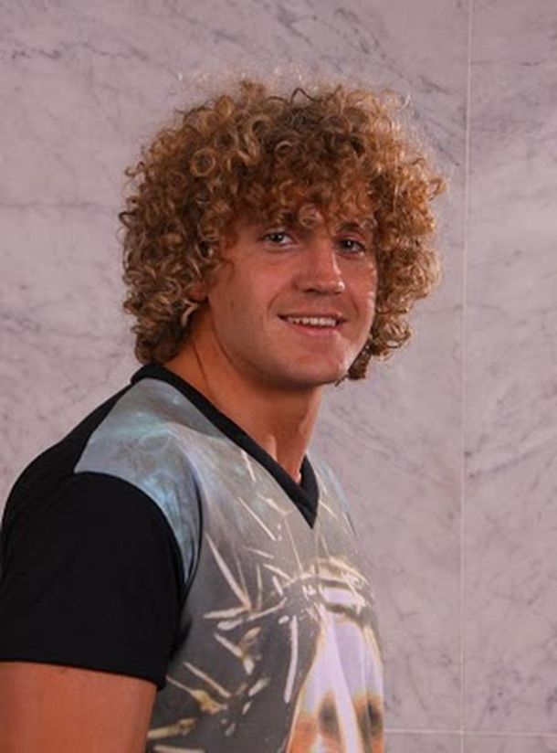 Otro “hermanito” encubierto: Emiliano fue elegido “Mr. Gay”