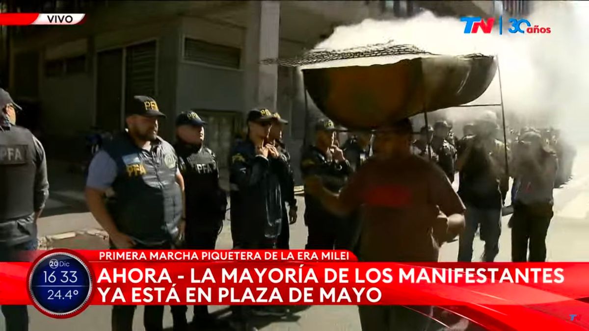 Video: un vendedor ambulante atravesó el cordón policial con una ...