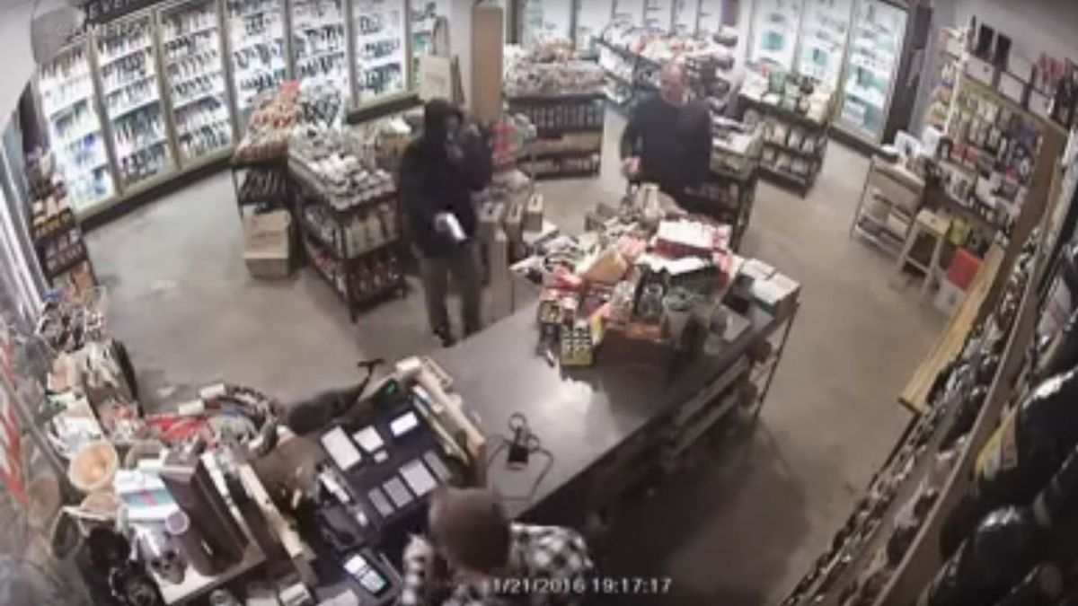 Nervios de acero: un delincuente quiso robar su tienda, pero él lo redujo