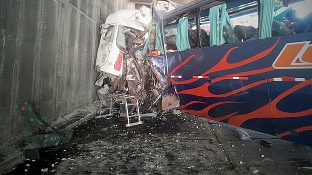 Choque frontal en el límite con Chile deja cinco muertos