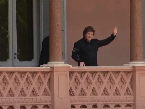 Video: Javier Milei saludó al público desde el balcón de la Casa Rosada