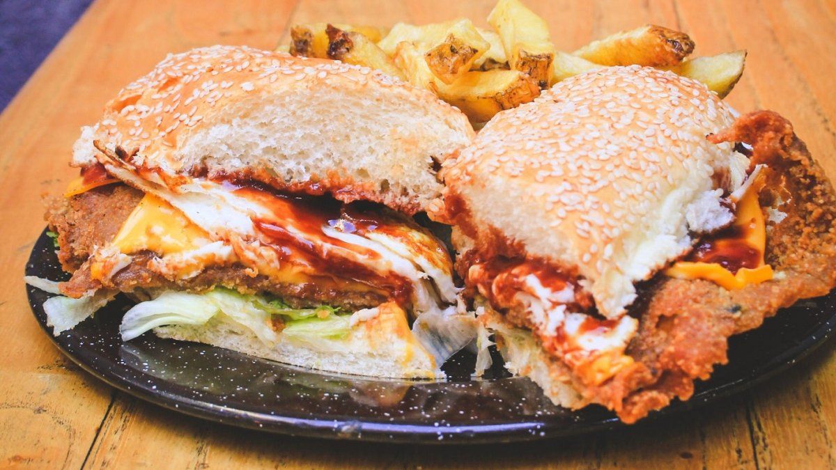 El bodegón de Buenos Aires que logró el récord del sándwich de milanesa más grande del mundo