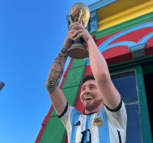 La estatua de Lionel Messi en Caminito