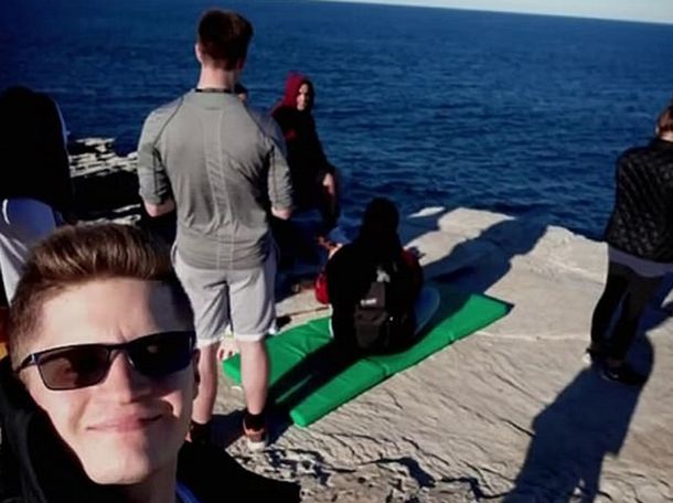 Murió sacándose una selfie y sus padres publicaron la foto un año después