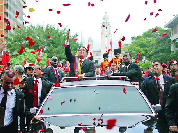 Chávez tiene quien lo cuide: creó una fuerza de 200 mil civiles armados