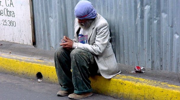 A pesar del frío, algunos indigentes que viven en la calle no quieren ...