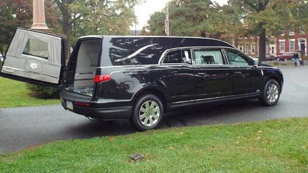 A un coche fúnebre se le escapó la camilla con el cadáver