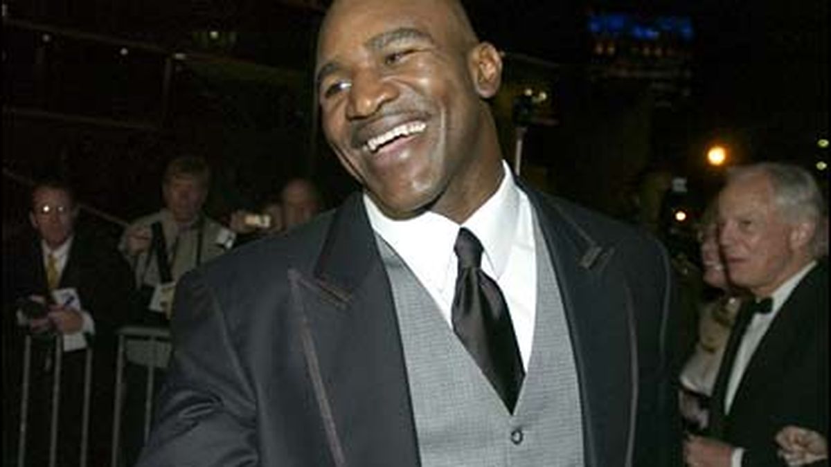 Holyfield intentará recuperar su título de campeón a los 45 años