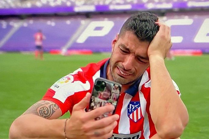 Luis Suárez llorando en una videollamada tras salir campeón