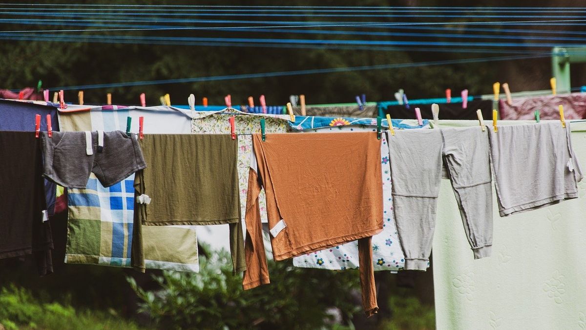 El truco casero para colgar la ropa en el tender y no ocupar mucho espacio