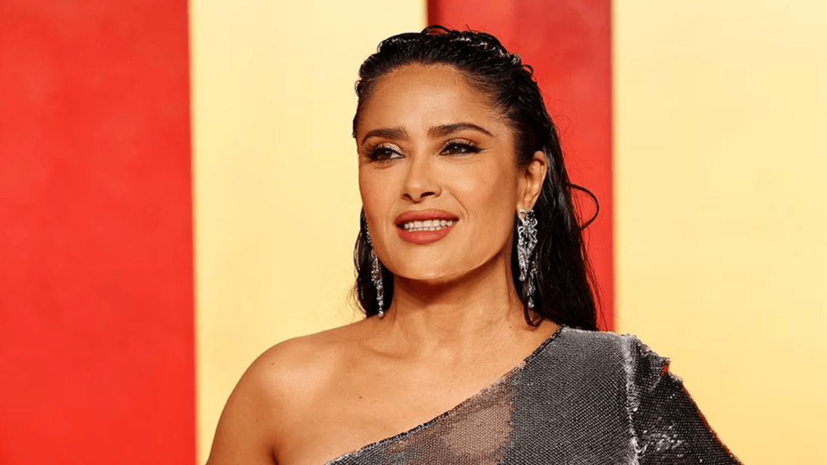 Salma Hayek lució una microbikini color mar y marcó tendencia